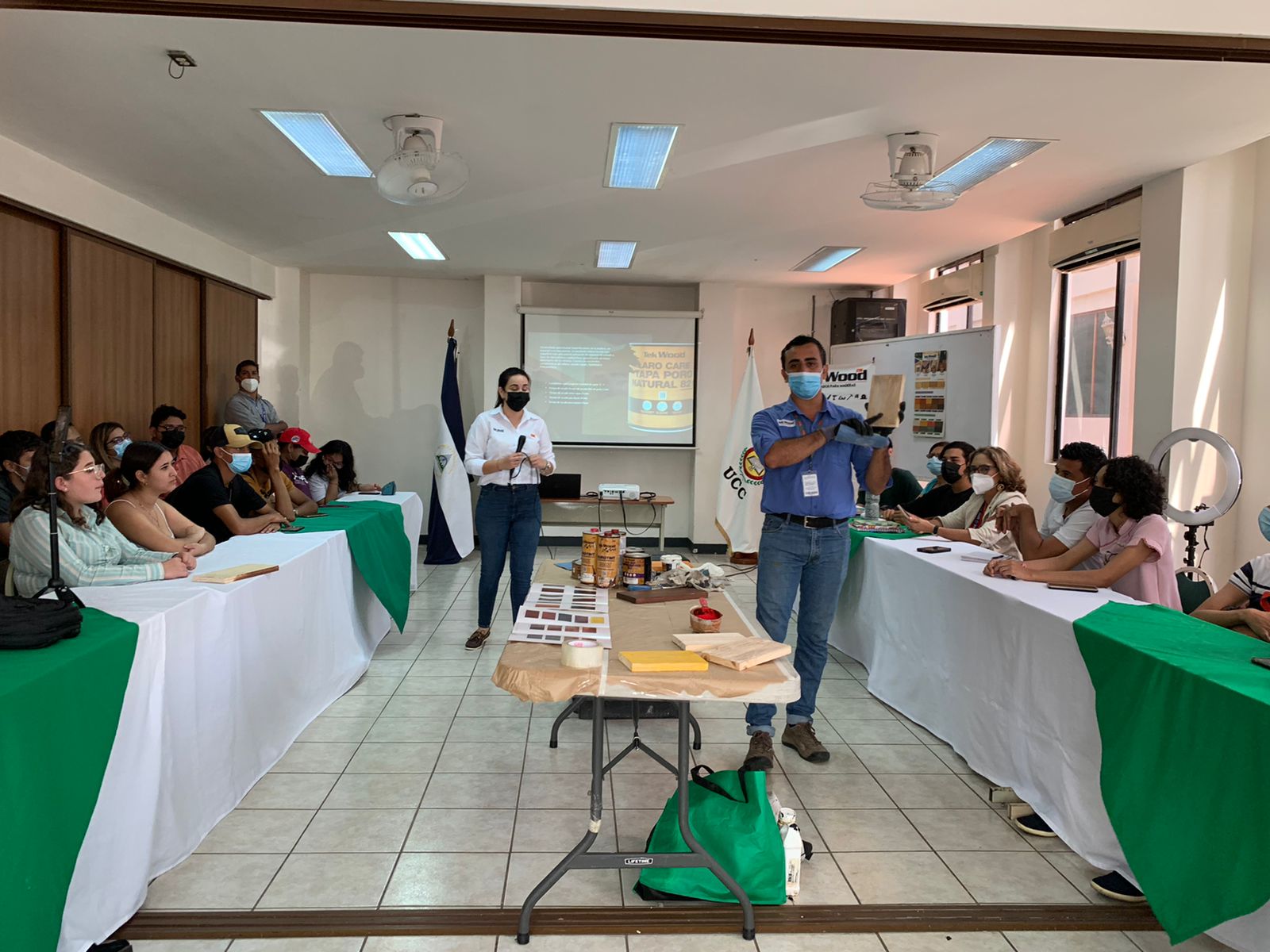 Pinturas Sur desarrollan Taller – Universidad de Ciencias Comerciales